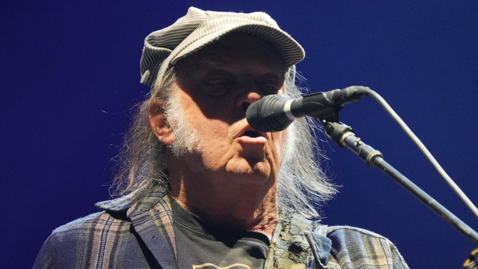 Neil Young cancels tour of UK and other Europe dates – UK Prepper ...
